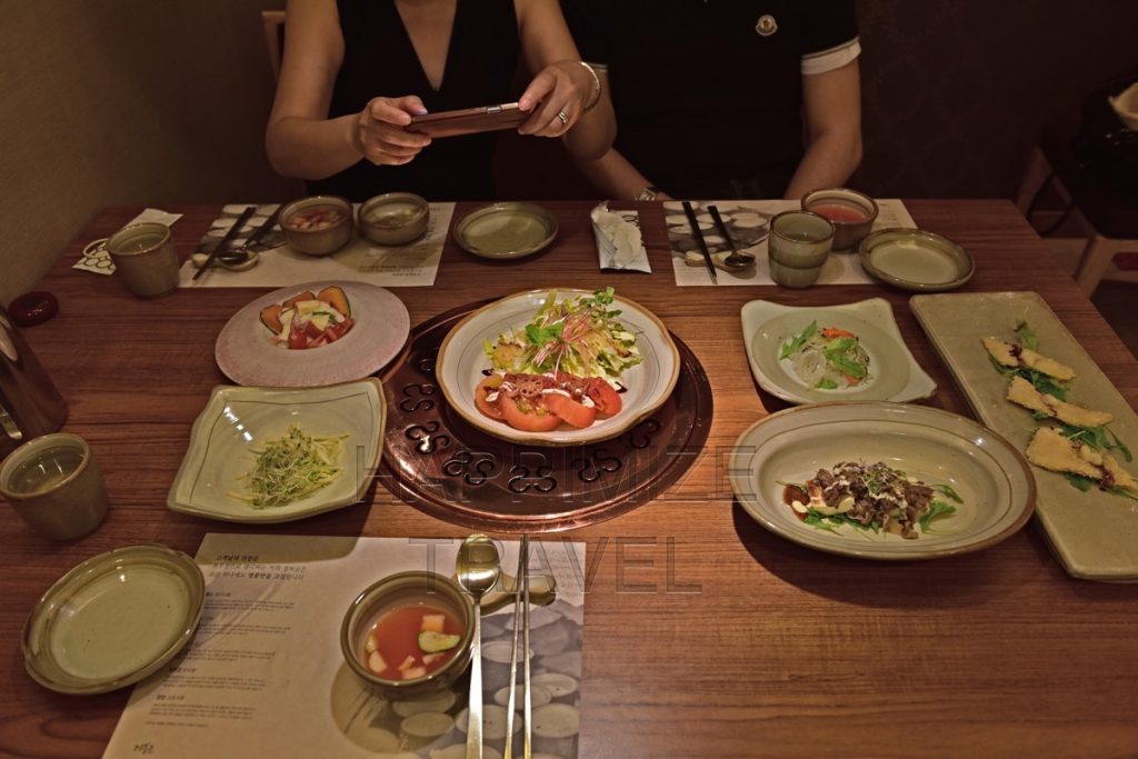 FOOD TOUR with TRADITIONAL HANJEONGSIK - KOREA PRIVATE TOURS